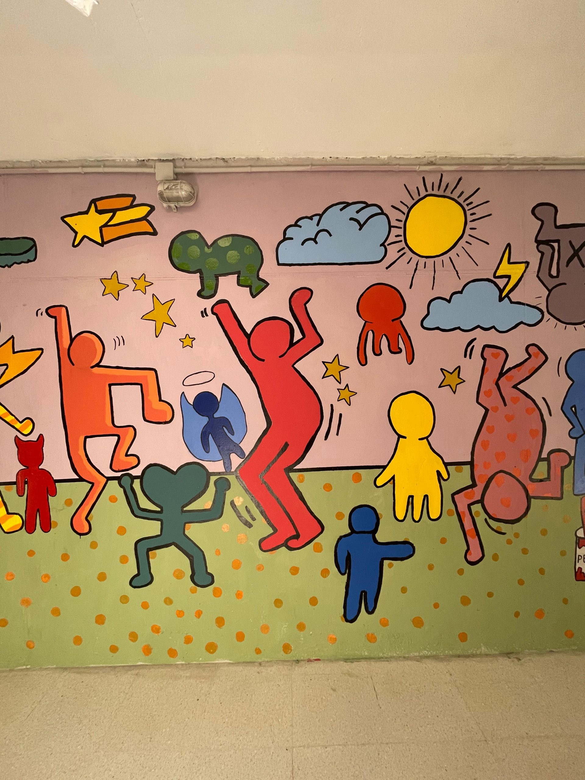 Mural inspirado en la obra de muralista Keith Haring – IES Clara Campoamor